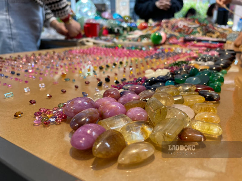 Tận thấy livestream bán đá quý tiền tỉ tại phiên chợ độc nhất vô nhị