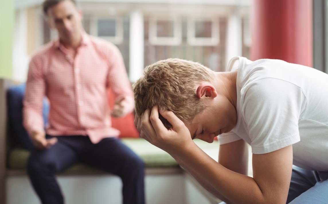 Những sai lầm trong việc cha mẹ kiểm soát con quá mức