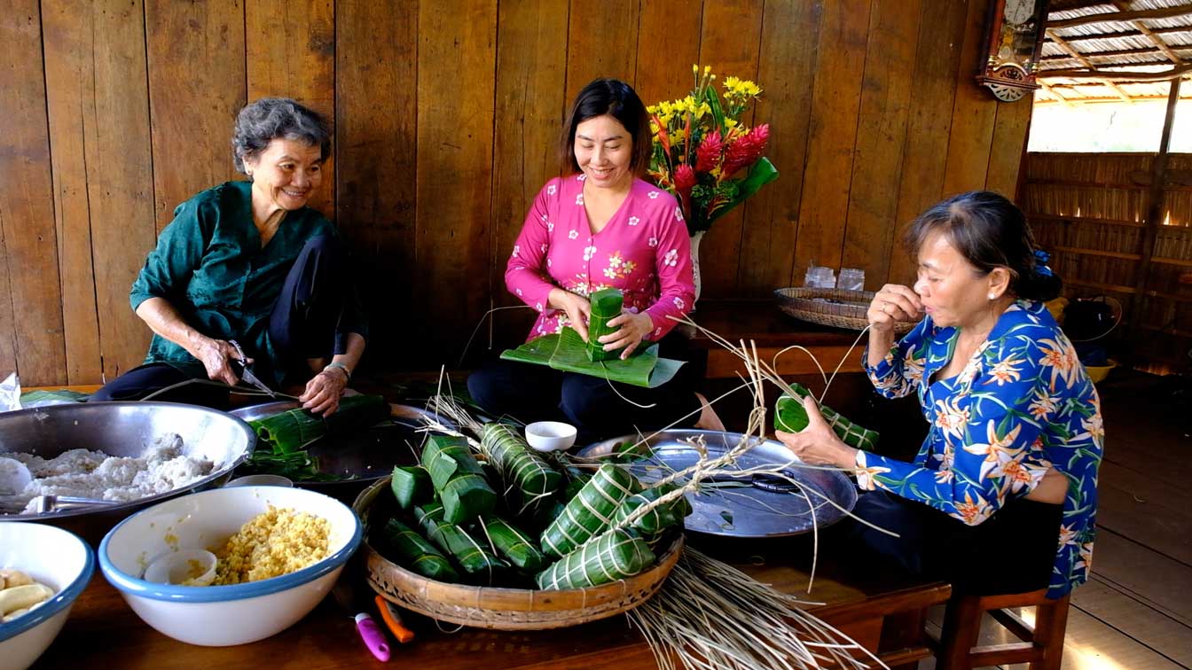 Trải nghiệm gói bánh tét ngày Tết cùng người miền Tây