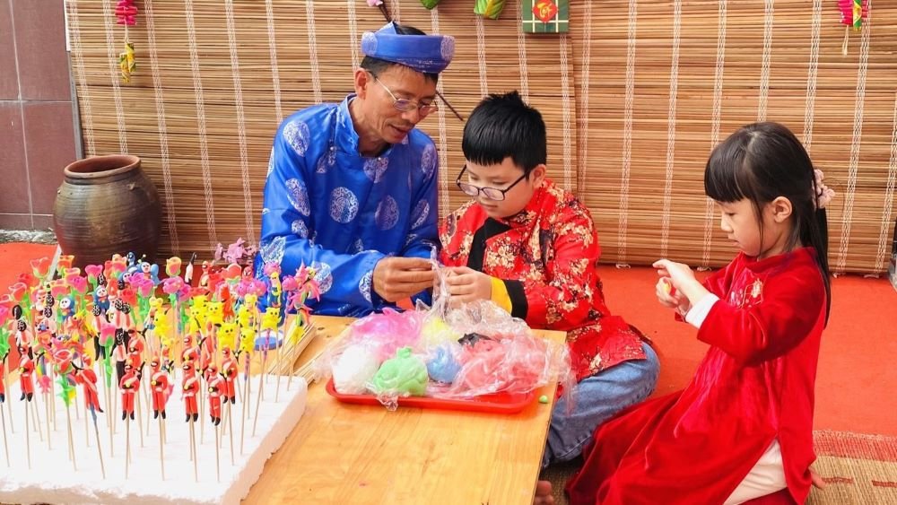Cô gái 9x miền Tây giữ hồn nghề nặn tò he miền Bắc