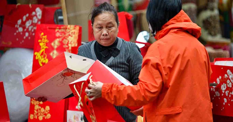 Ý Nghĩa đằng Sau Tục Xông đất Hái Cành Lộc đêm Giao Thừa