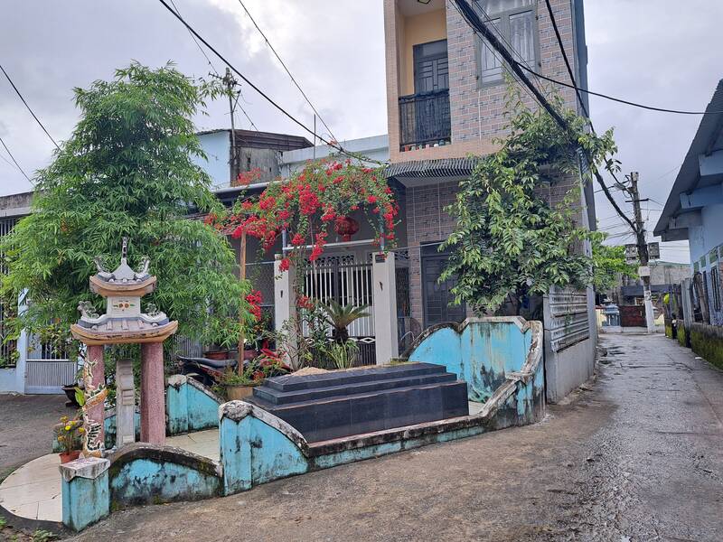 Mồ mả xen kẽ trong khu dân cư Đà Nẵng, người dân lại cảm thấy bình thường