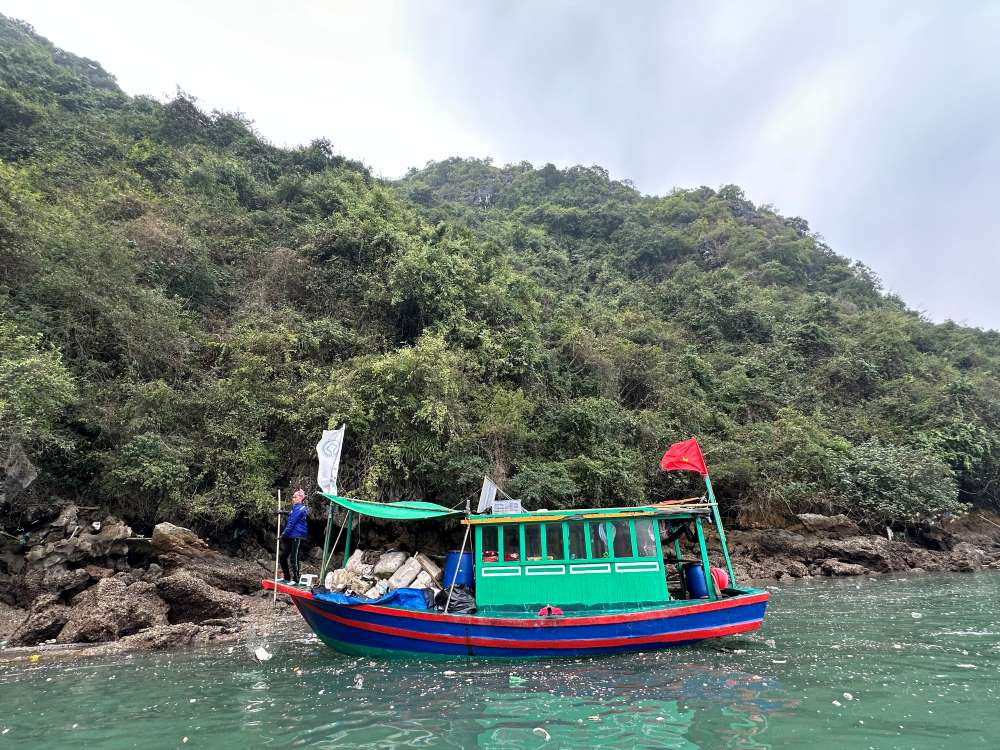 Rác trên vịnh Hạ Long cứ dọn xong lại đầy