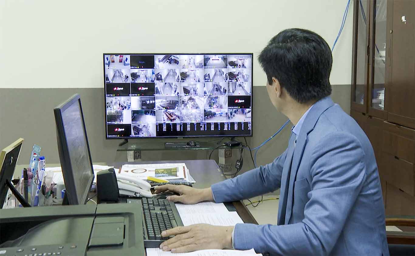 Lập lại trật tự ATGT trước cổng trường ở Cần Thơ