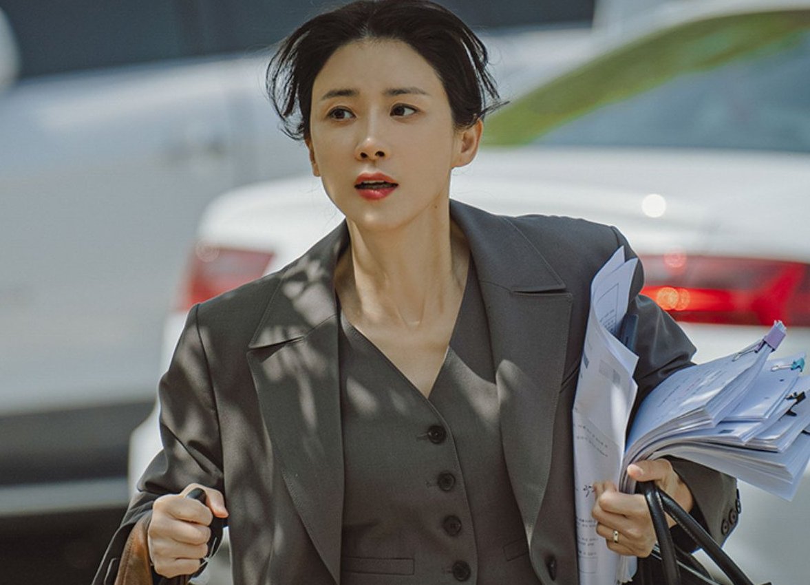 “Lẩn trốn” của Lee Bo Young đạt rating ổn dù đối đầu “Nữ hoàng nước mắt”