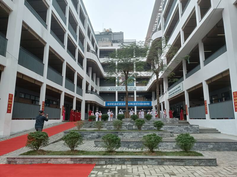 Hà Nội gắn biển công trình trường học gần 120 tỉ đồng