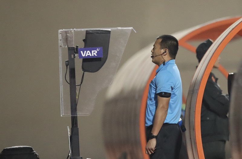 Trọng tài V.League không được ỷ lại công nghệ VAR
