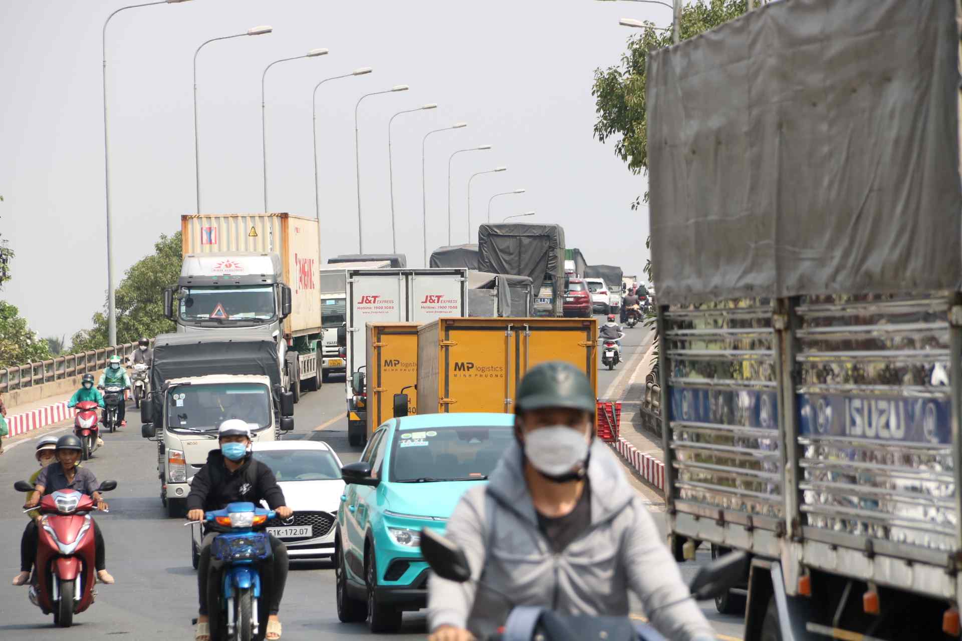 Dòng xe ùn ứ kéo dài trên tuyến đường nối Củ Chi của TPHCM với Bình Dương