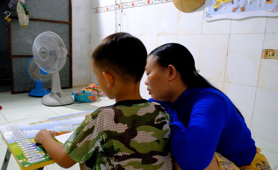 Nhiều khó khăn, công nhân gửi con cho người thân chăm sóc