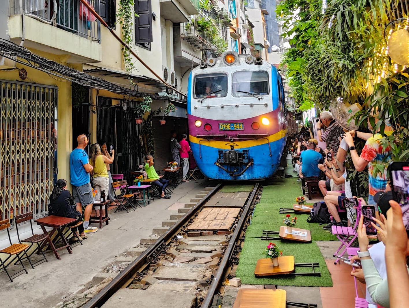 Du khách ra giữa đường ray khi tàu hỏa đang lao tới ở phố cà phê đường tàu