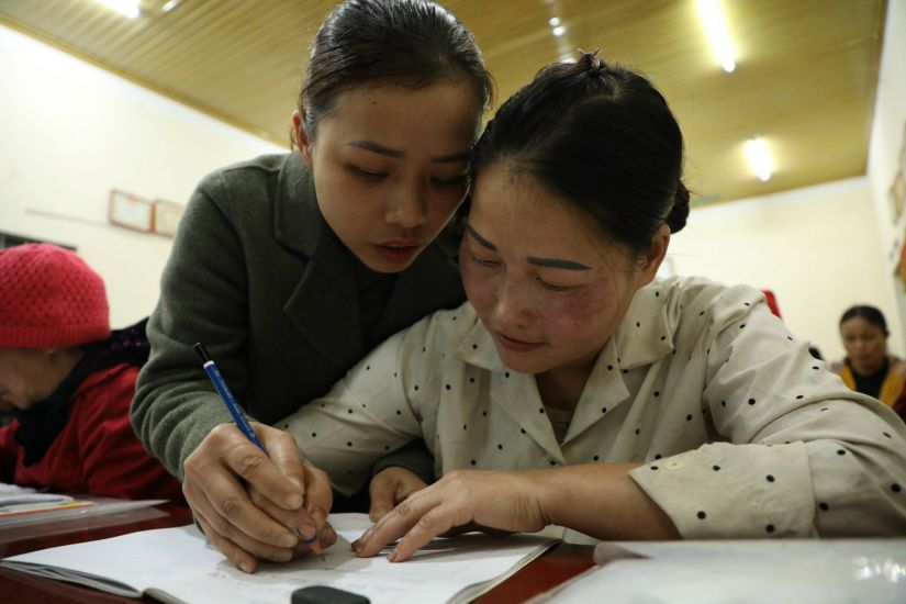 Thắp hy vọng thoát nghèo sau những lớp học xóa mù chữ