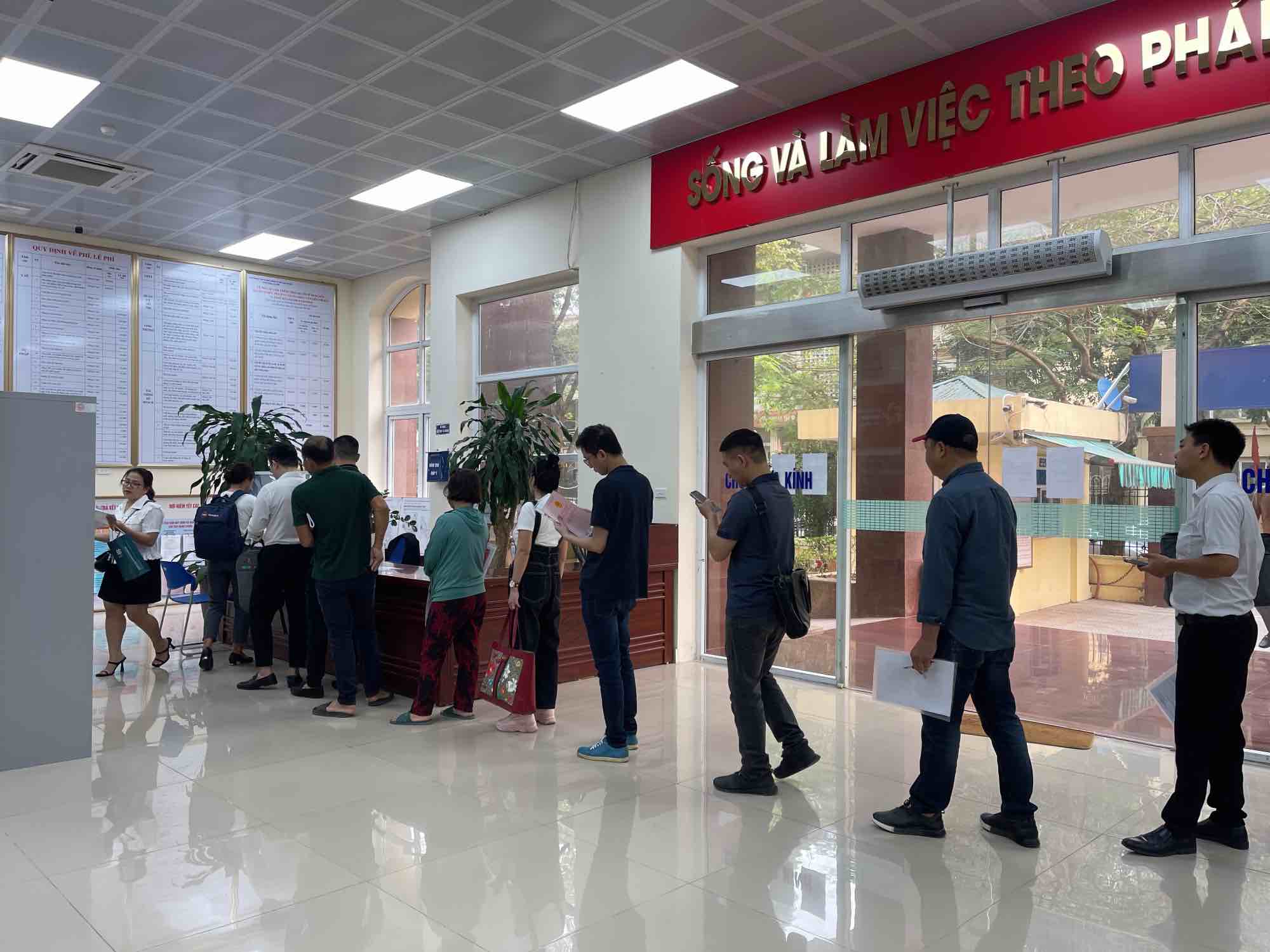 Xếp hàng từ 6h sáng để làm giấy tờ đất đai