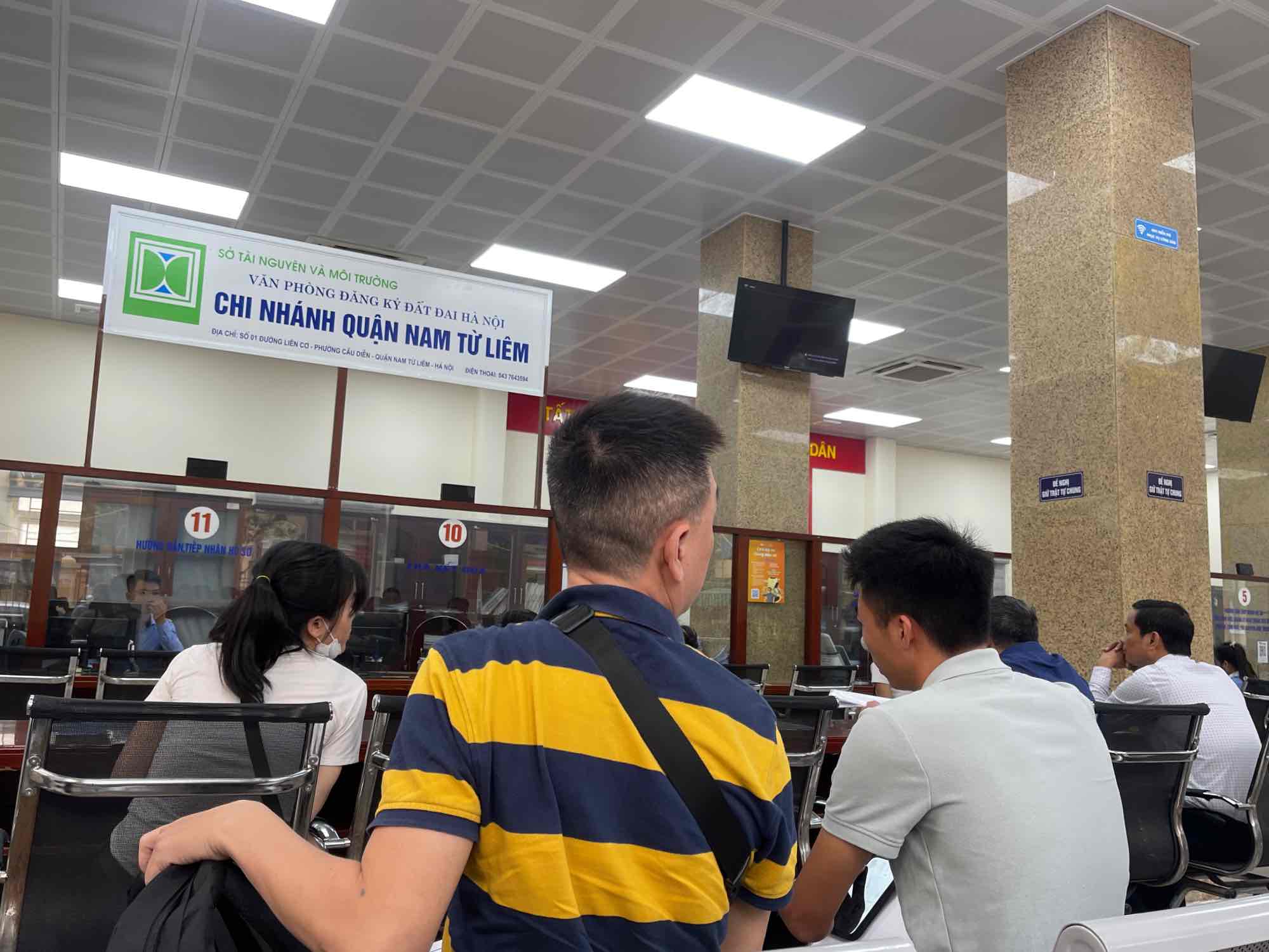 Xếp hàng từ 6h sáng để làm giấy tờ đất đai