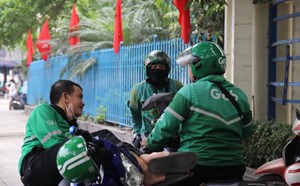 Tài xế xe công nghệ sử dụng điện thoại khi lái xe bị phạt nặng ra sao?