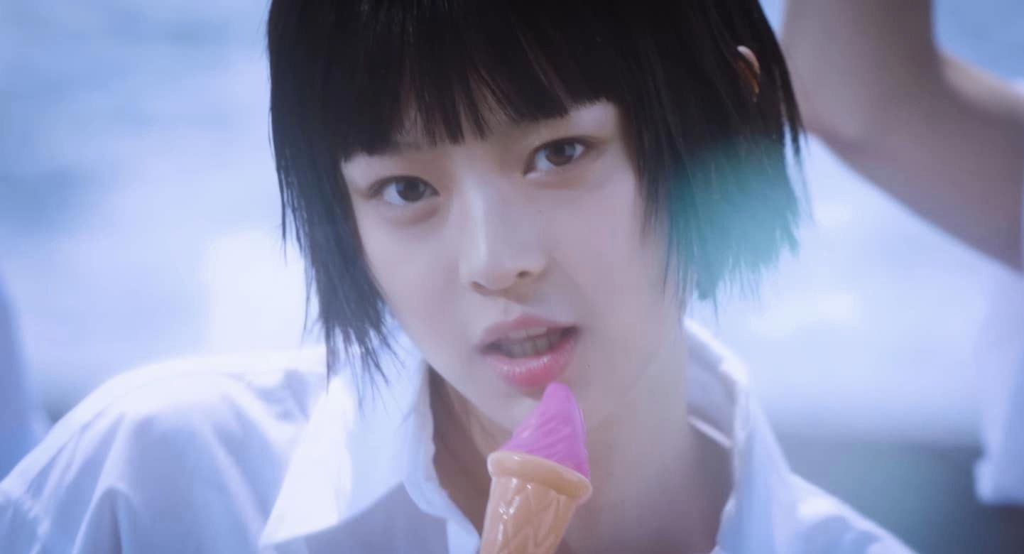 Tạo hình tóc ngắn của Hanni (NewJeans) trong MV "Bubble Gum" gây sốt