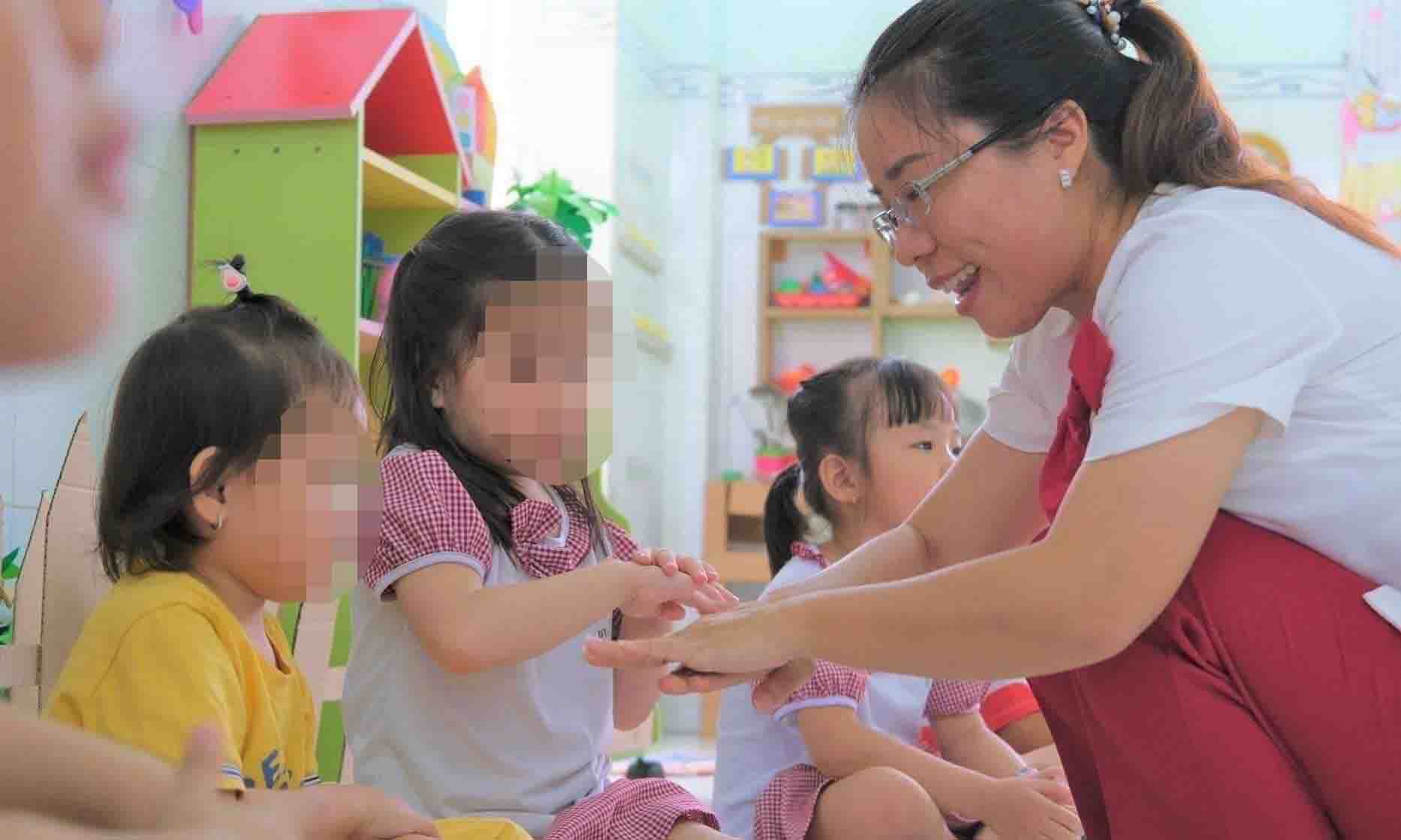 Người lao động làm thêm, chật vật lo chi phí giữ trẻ khi hè đến - Tổng ...