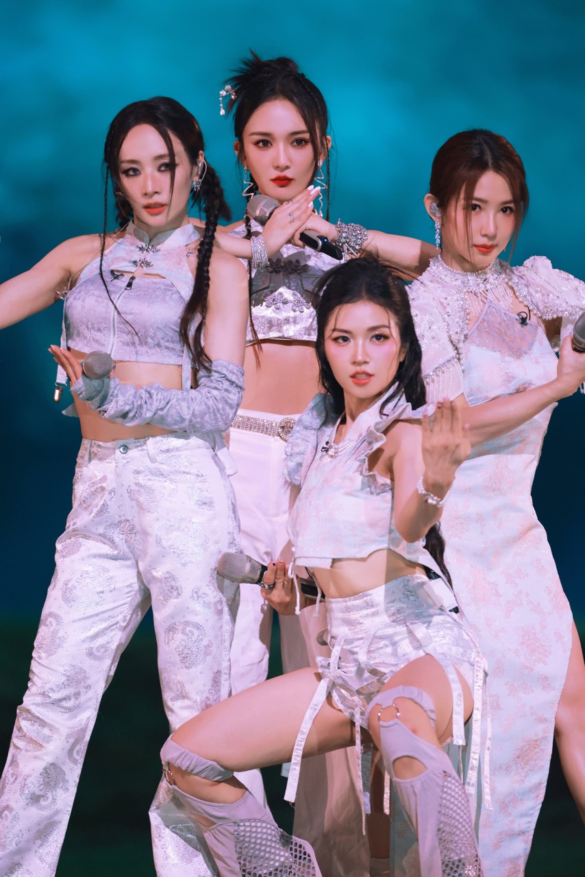 Suni Hạ Linh làm trưởng nhóm, gây chú ý khi hát tiếng Trung Quốc ở Đạp gió