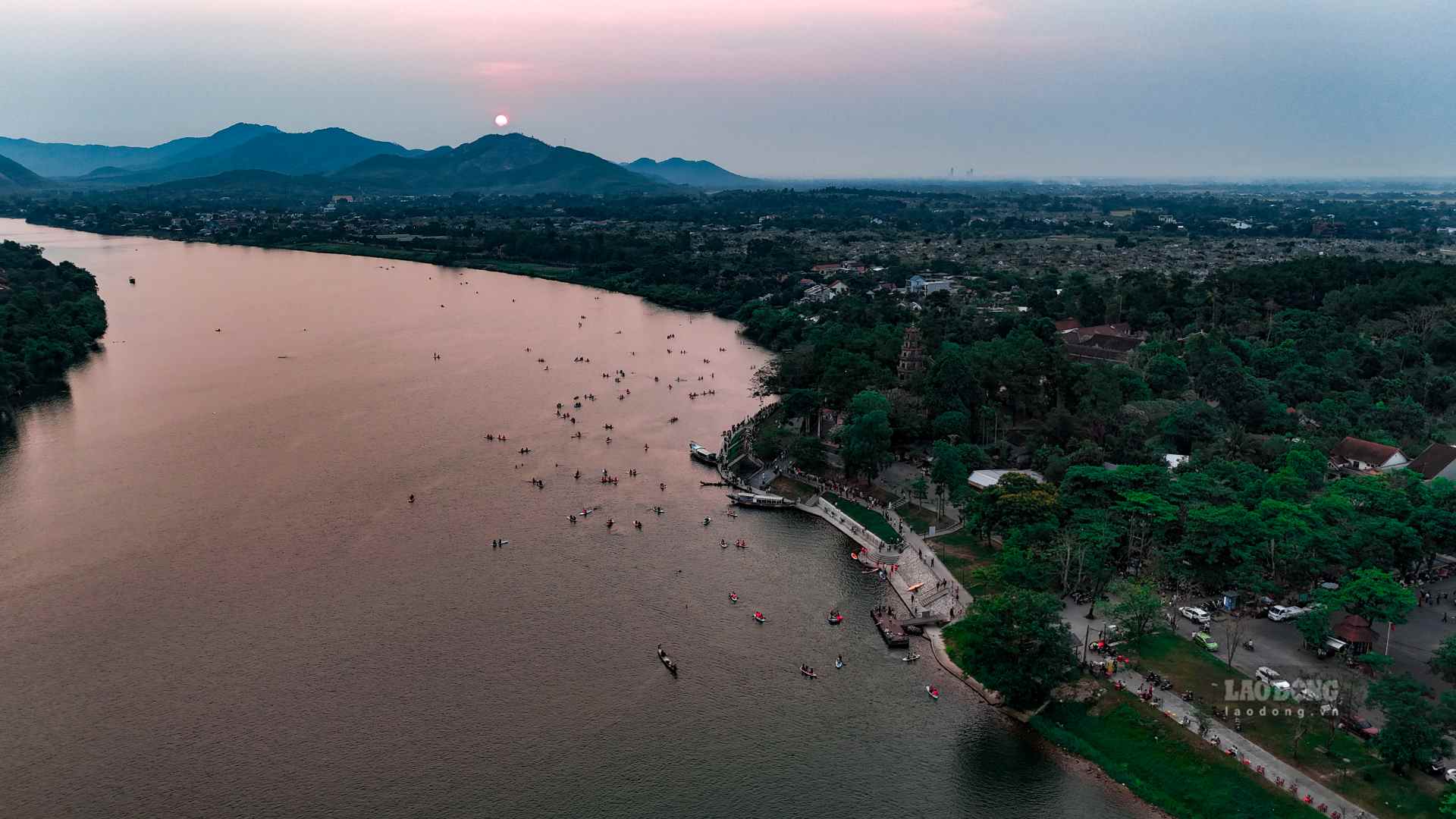 Thưởng thức “đậu hũ quốc dân” khi hoàng hôn buông xuống dưới chân Thiên ...