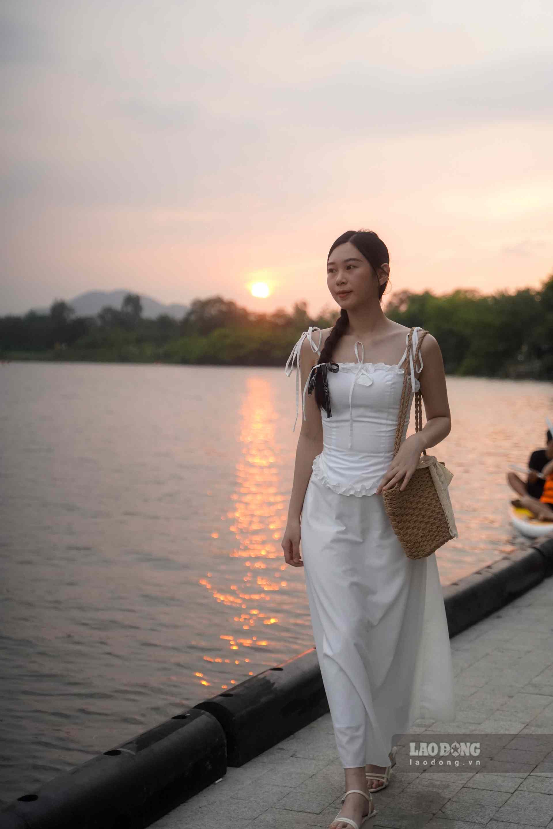 Thưởng thức “đậu hũ quốc dân” khi hoàng hôn buông xuống dưới chân Thiên ...