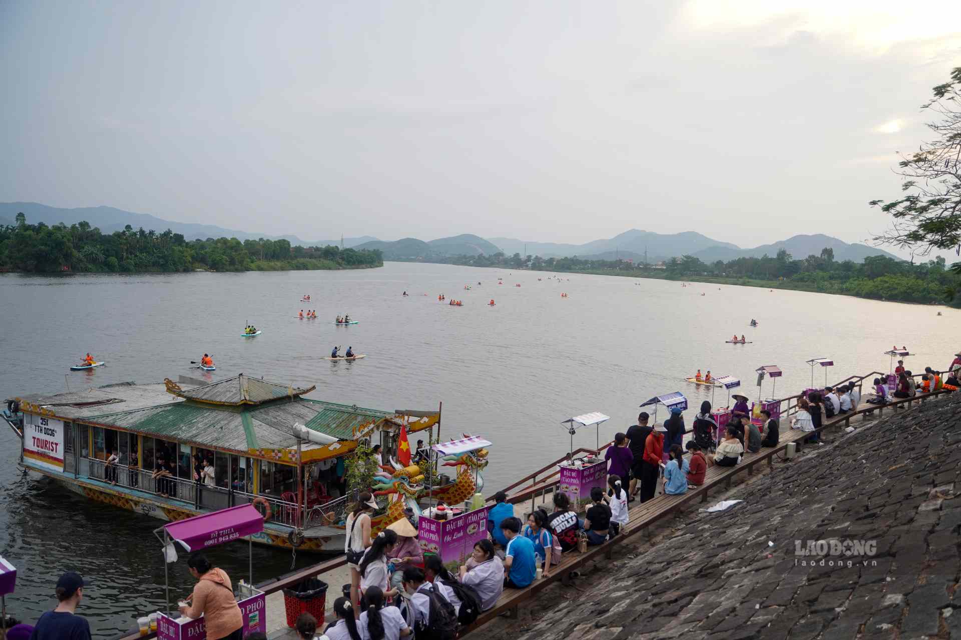 Thưởng thức “đậu hũ quốc dân” khi hoàng hôn buông xuống dưới chân Thiên ...