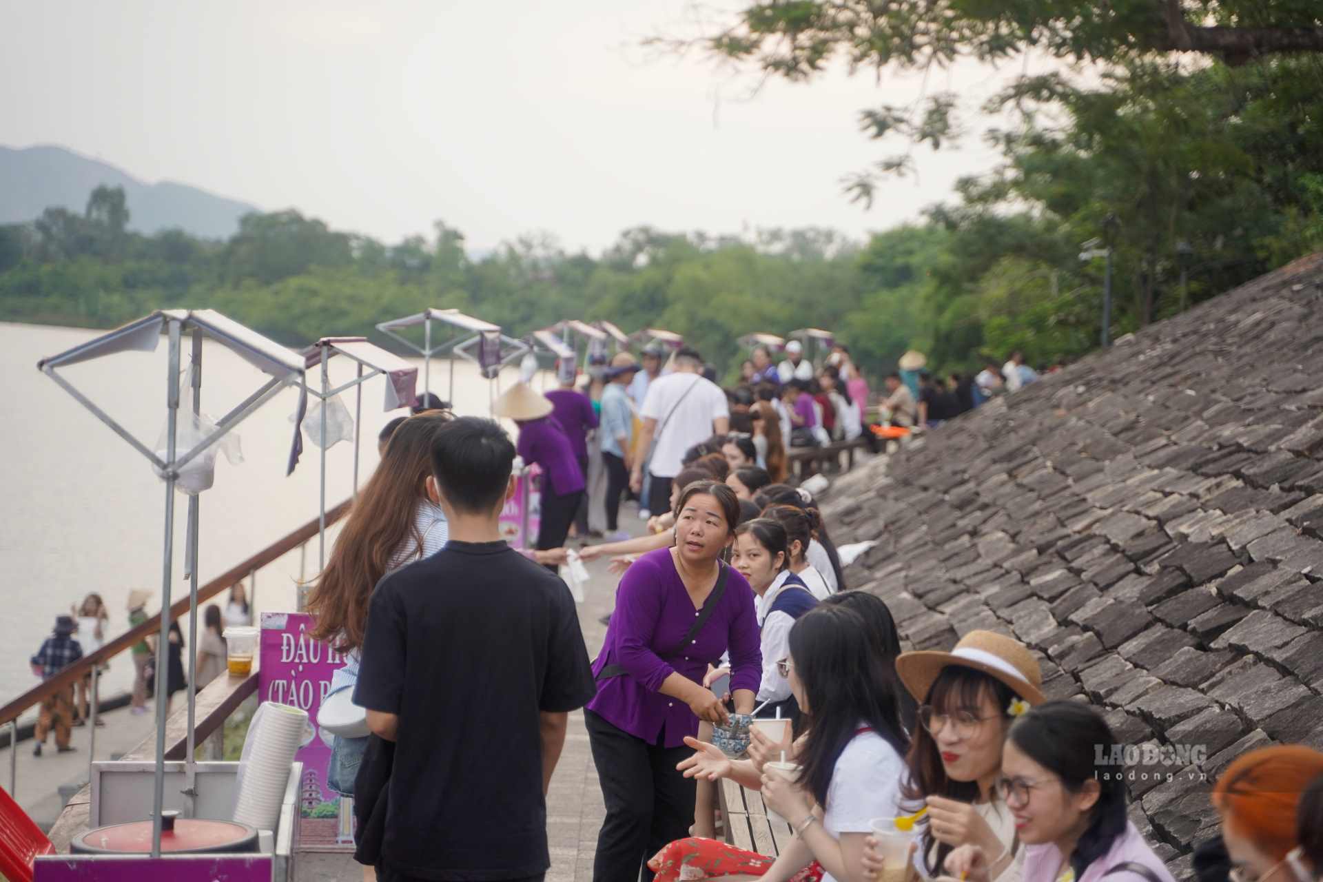 Thưởng thức “đậu hũ quốc dân” khi hoàng hôn buông xuống dưới chân Thiên ...