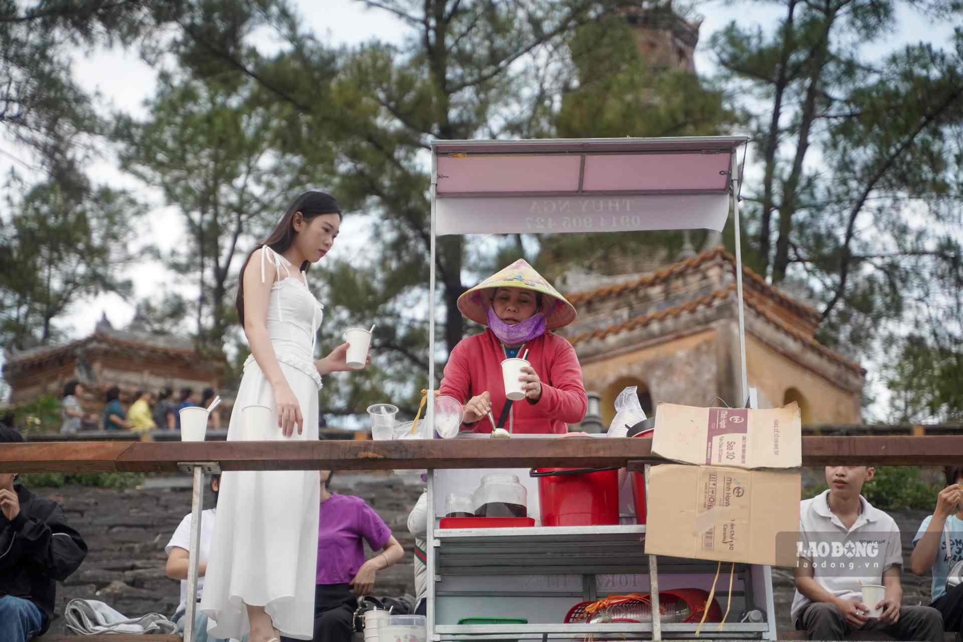 Thưởng thức “đậu hũ quốc dân” khi hoàng hôn buông xuống dưới chân Thiên ...