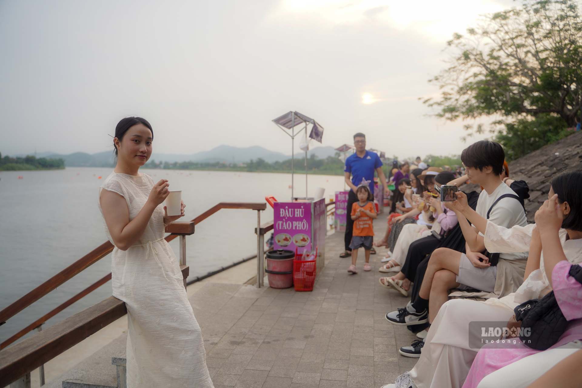 Thưởng thức “đậu hũ quốc dân” khi hoàng hôn buông xuống dưới chân Thiên ...