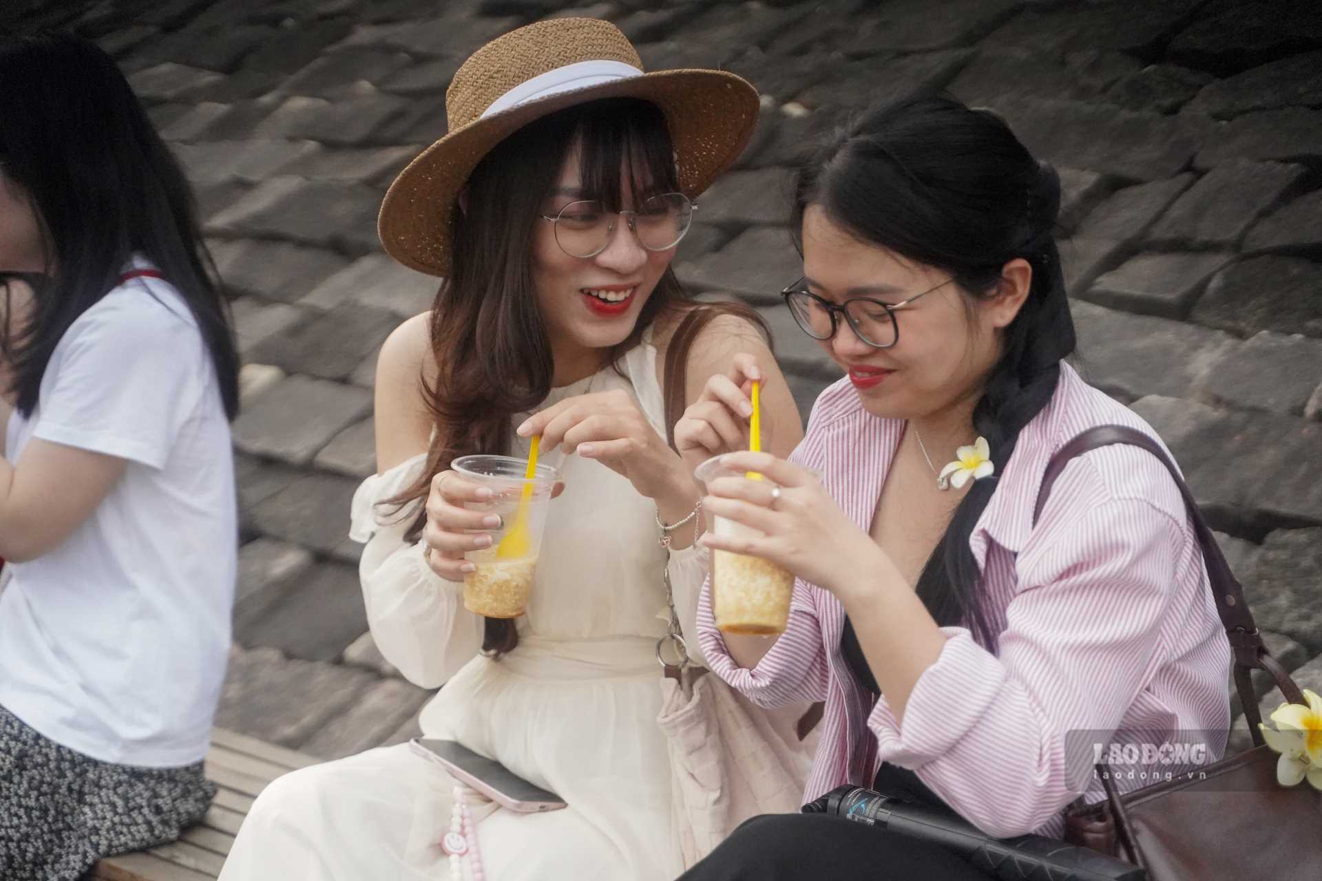 Thưởng thức “đậu hũ quốc dân” khi hoàng hôn buông xuống dưới chân Thiên ...