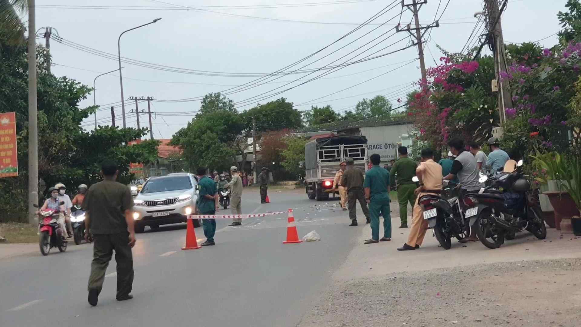 Xe máy đấu đầu xe tải, 2 thanh niên tử vong