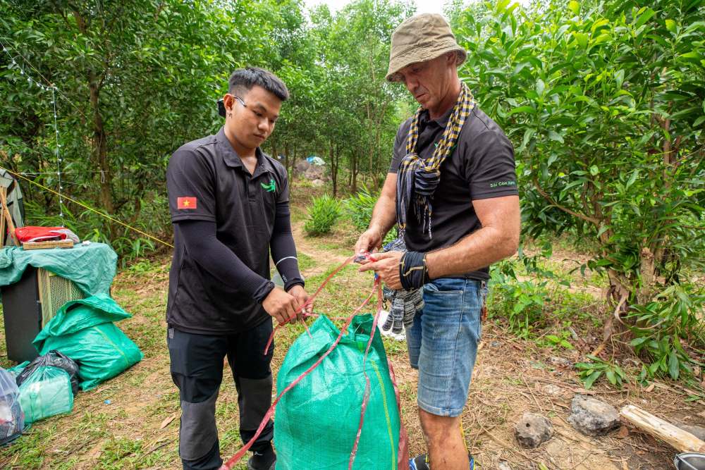 Dọn sạch 1 tấn rác, trả lại vẻ đẹp hoang sơ cho đỉnh núi cao thứ 2 Nam Bộ