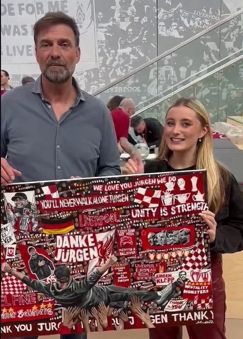 Klopp rơi nước mắt khi nhận tranh vẽ từ người hâm mộ