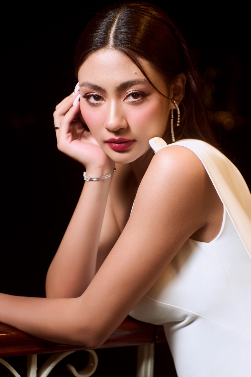 Hoa hậu Bùi Xuân Hạnh khoe đường cong quyến rũ với váy bó sát