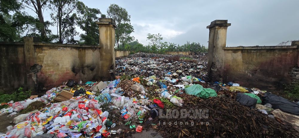Hàng trăm hộ dân ở Thái Bình khốn khổ vì khói khét từ bãi rác lộ thiên