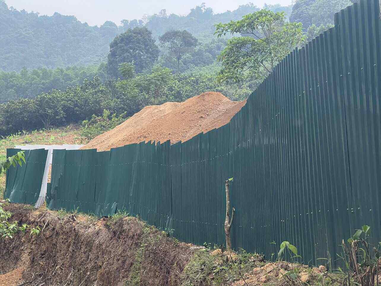 Ngang nhiên san gạt trái phép cả hecta đất rừng để xây trang trại