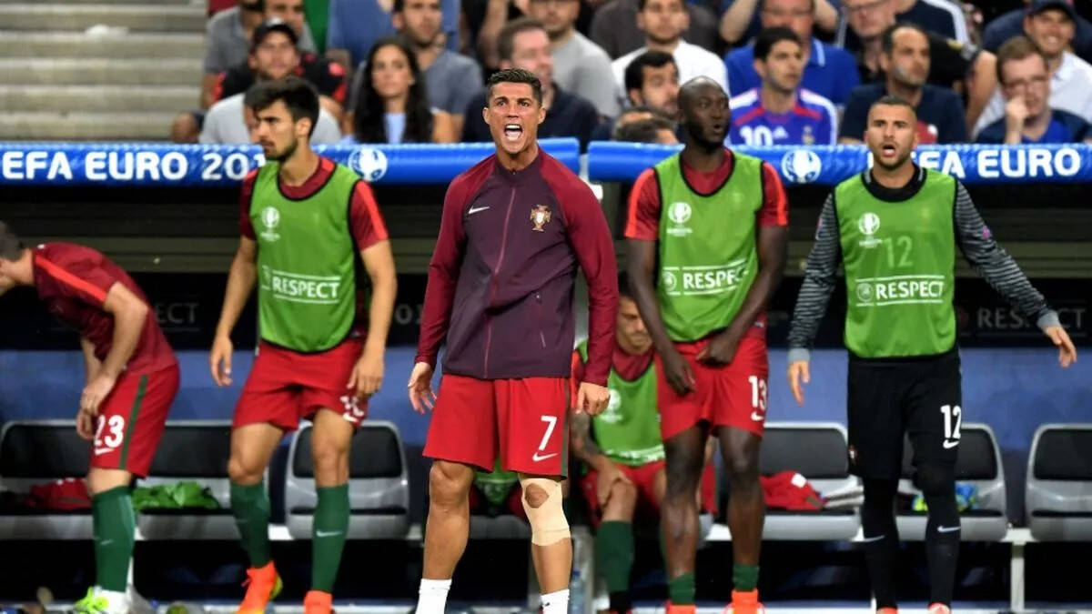 Điệu nhảy cuối cùng của Ronaldo và áp lực với Roberto Martinez
