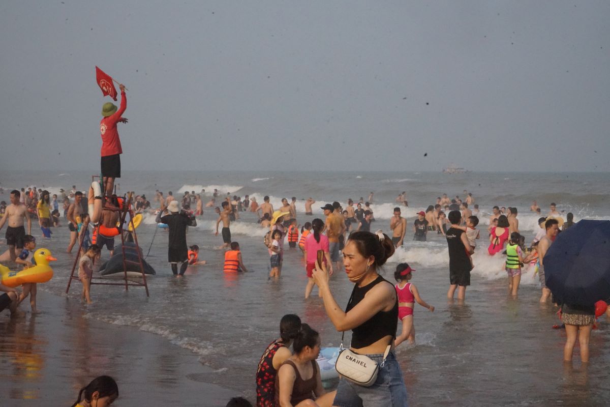 Giới trẻ bất chấp nguy hiểm, đứng check-in trên mỏm đá đẹp ở biển Sầm Sơn