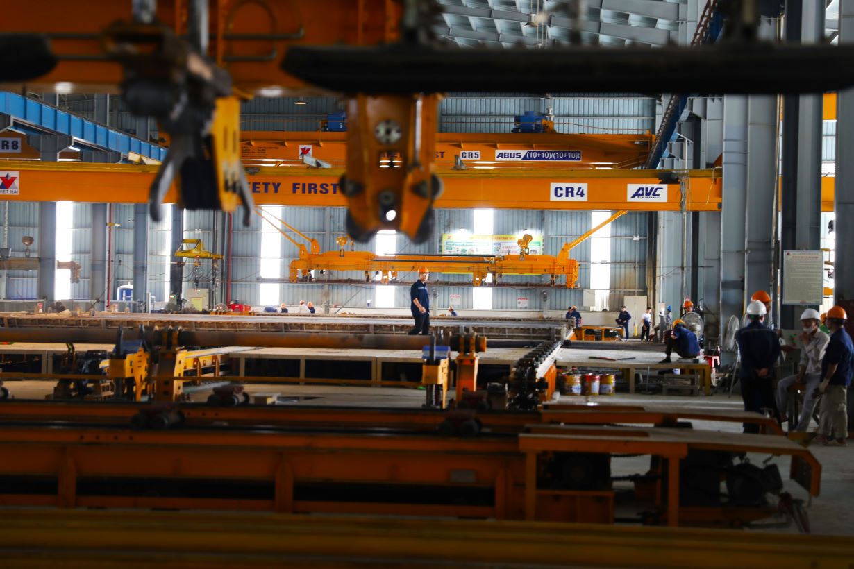 Những "bóng hồng" trên công trường, xí nghiệp khu kinh tế Vũng Áng