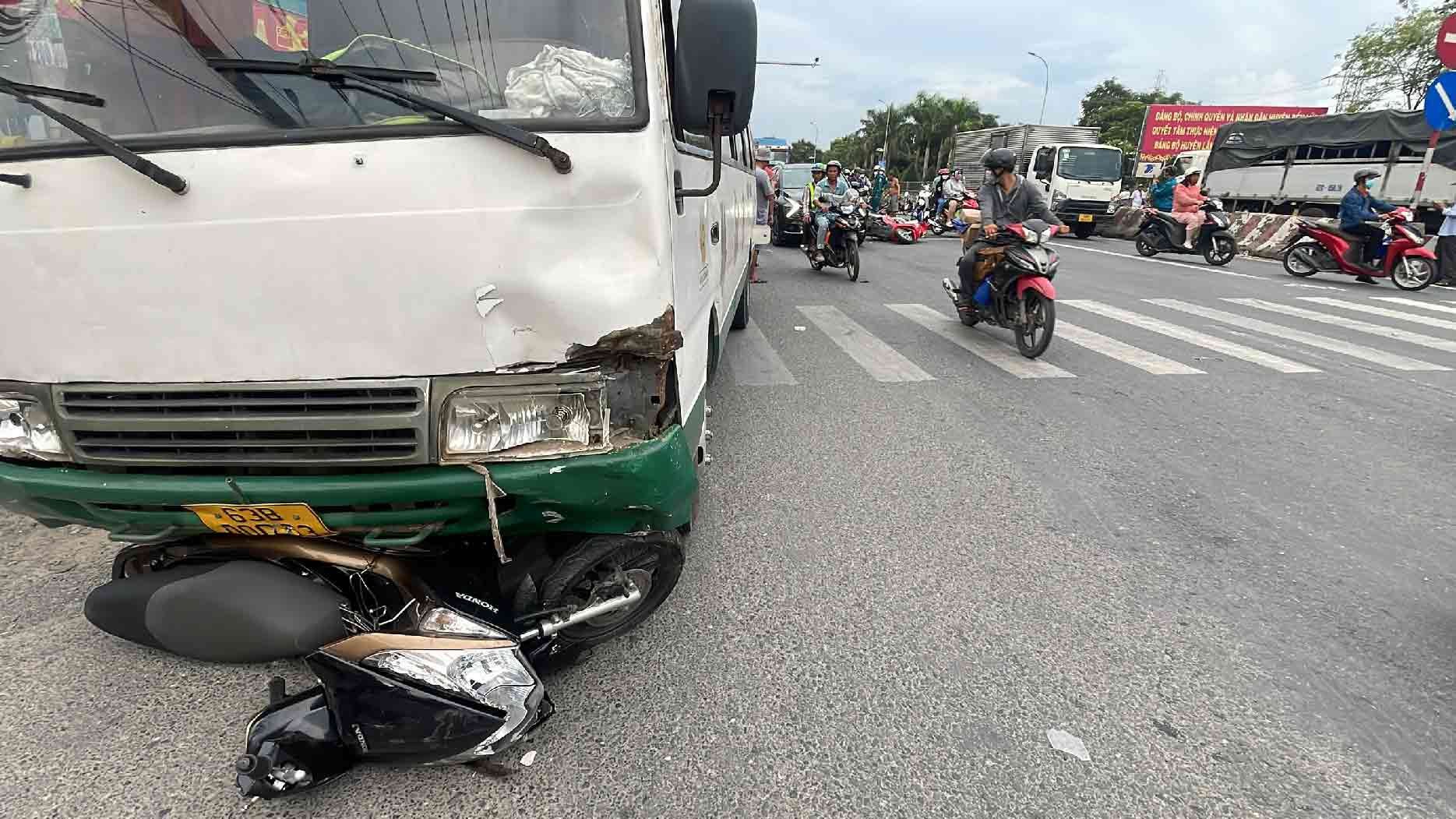 Xe ôtô chở công nhân va chạm liên hoàn 8 xe máy, 1 người tử vong