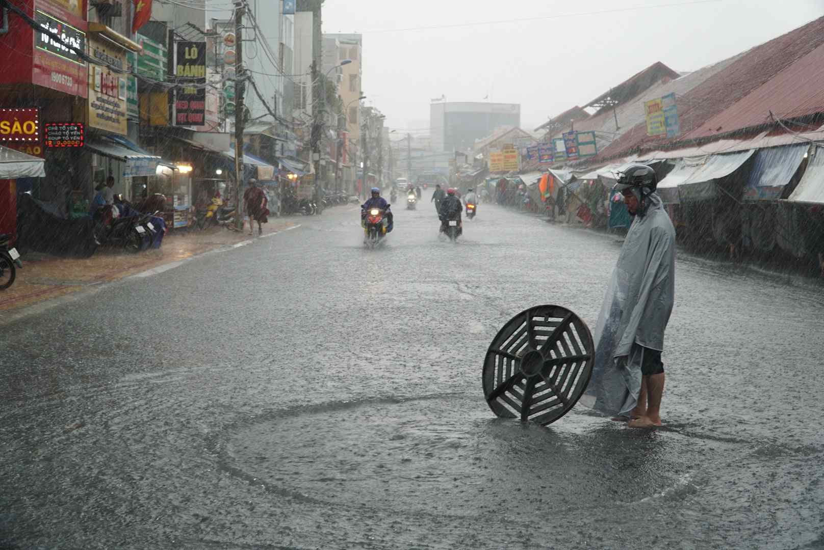 Chợ Thủ Đức thành chợ nổi trong cơn mưa lớn