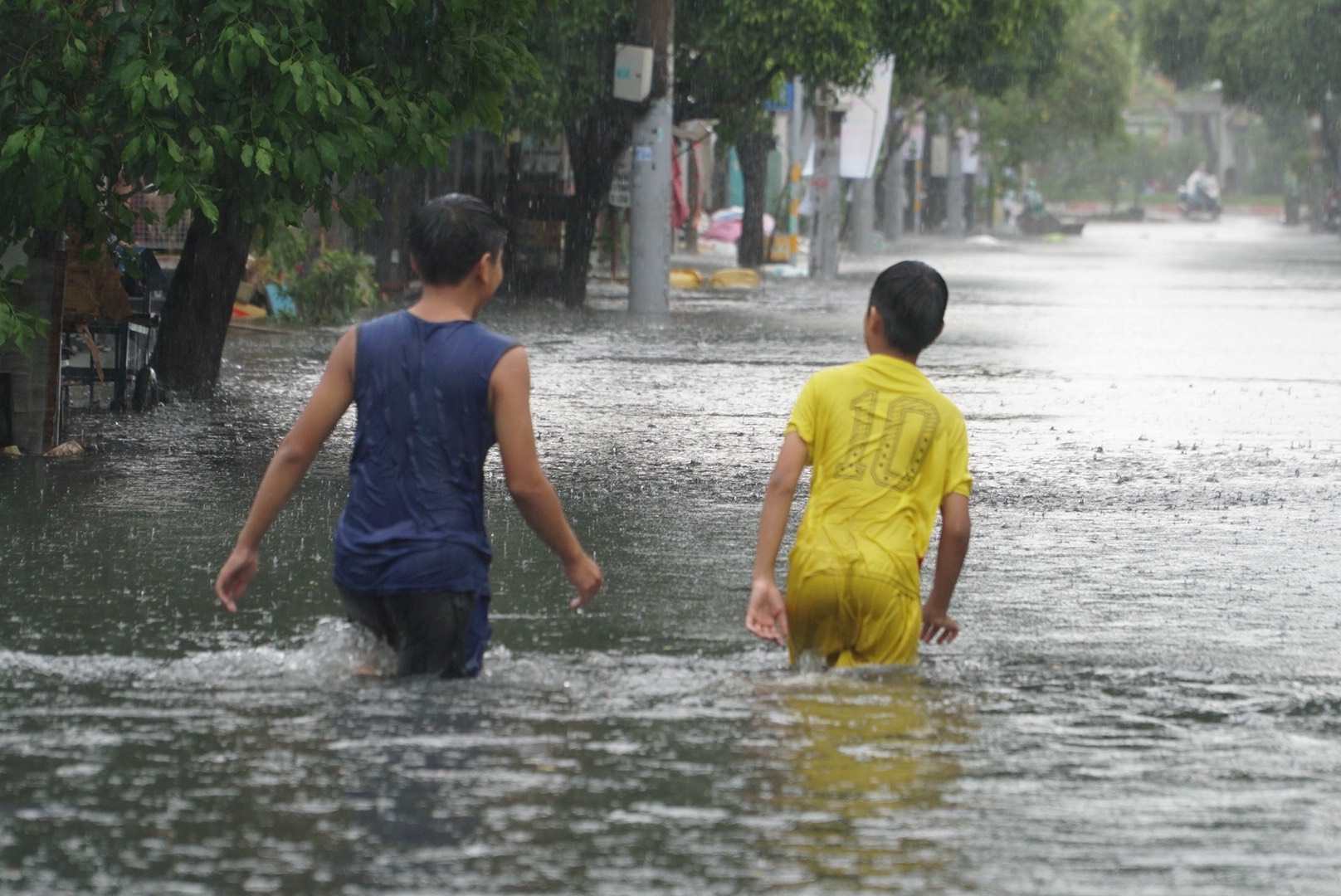 Chợ Thủ Đức thành chợ nổi trong cơn mưa lớn