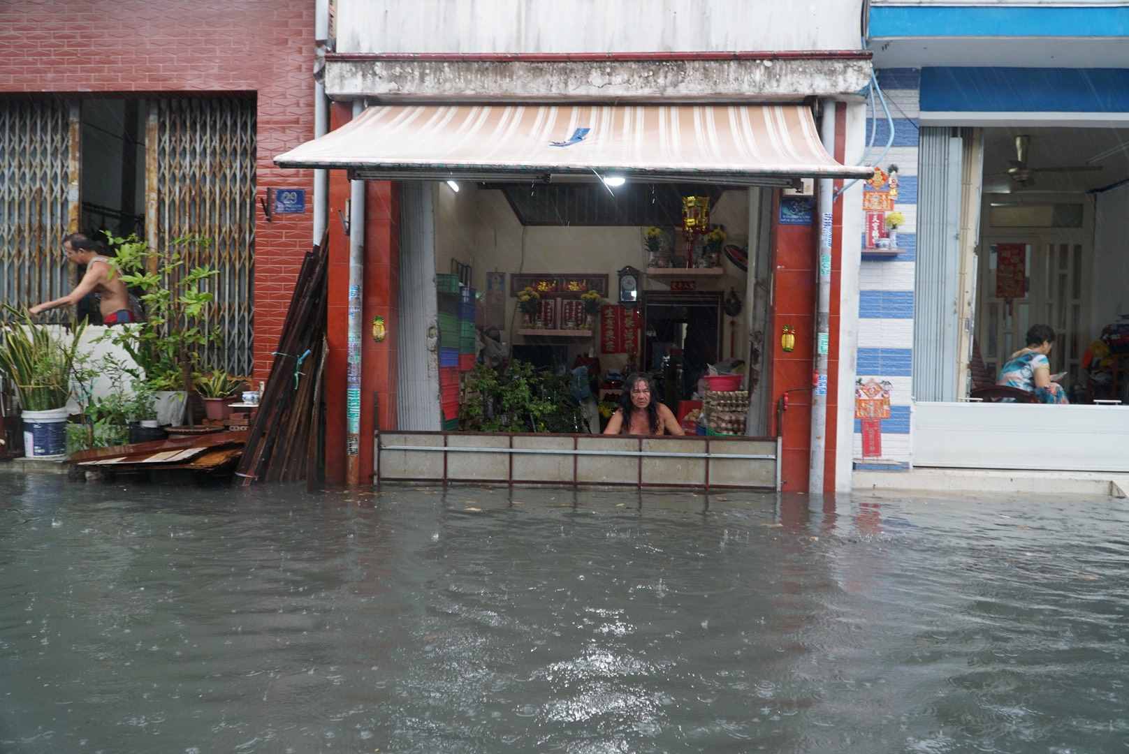 Chợ Thủ Đức thành chợ nổi trong cơn mưa lớn