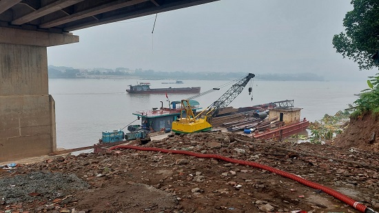 Nhiều bất cập tại khu vực sửa chữa cầu Trung Hà