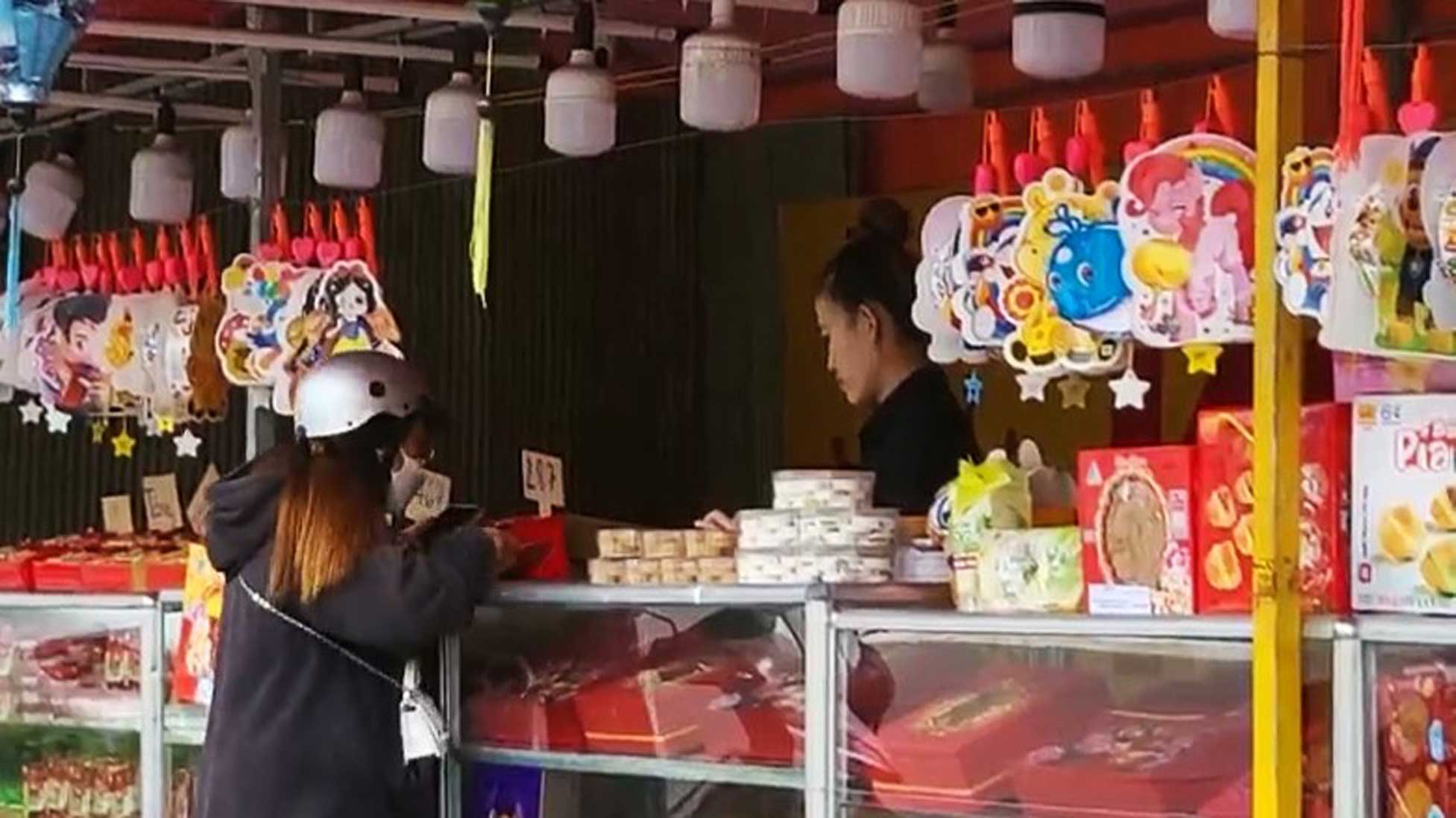 Khởi động sớm, người bán bánh trung thu nhập hàng dè chừng