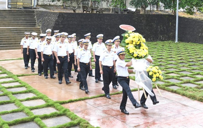 Vùng 5 Hải quân dâng hương tưởng niệm các anh hùng liệt sĩ