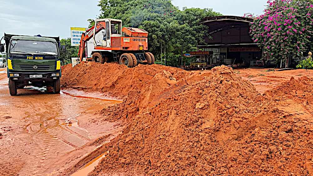 Cận cảnh dòng chảy cát tràn cuốn trôi người và xe máy