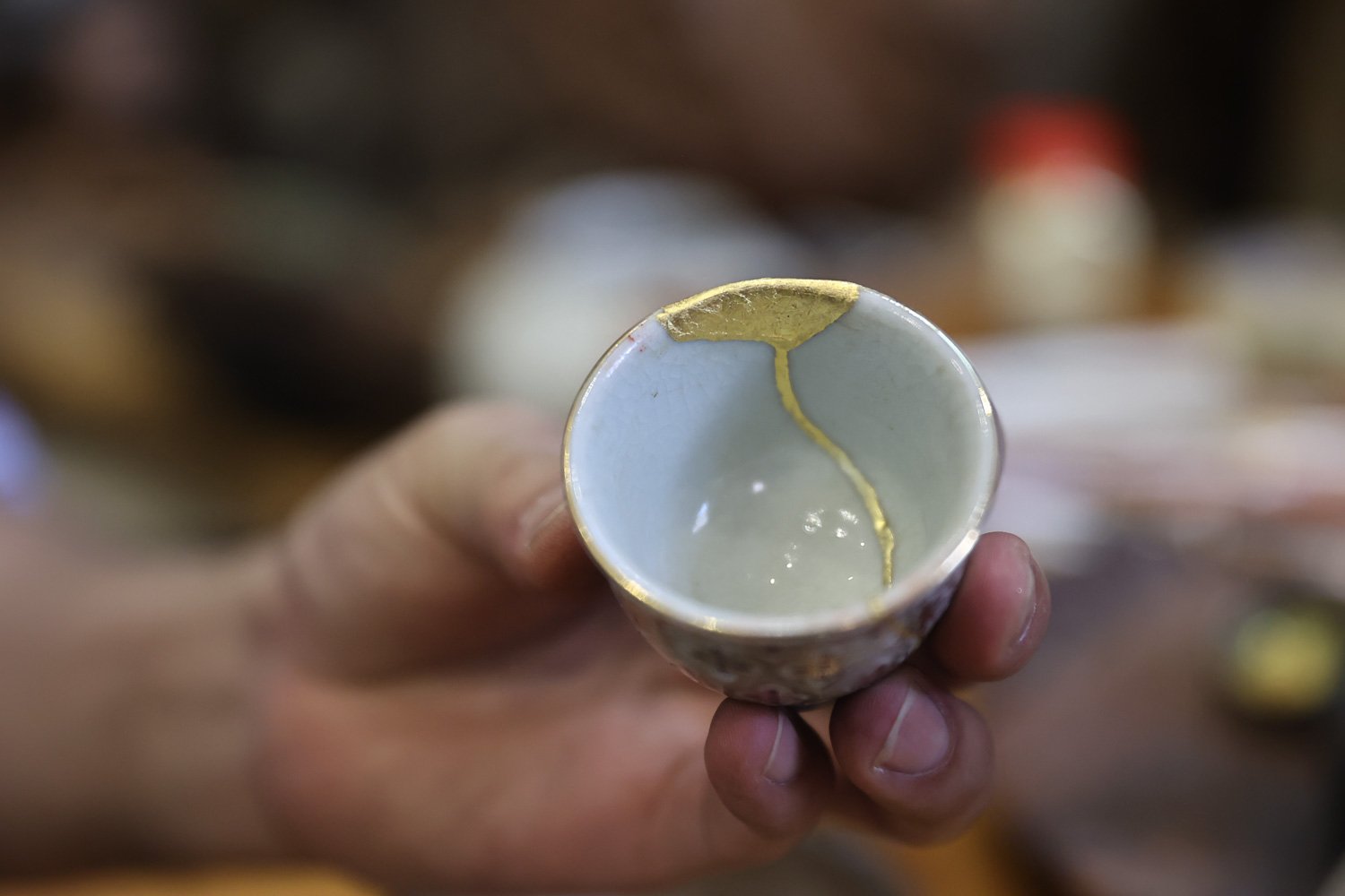 "'Hàn gắn vết thương, tái sinh những vụn vỡ" bằng vàng