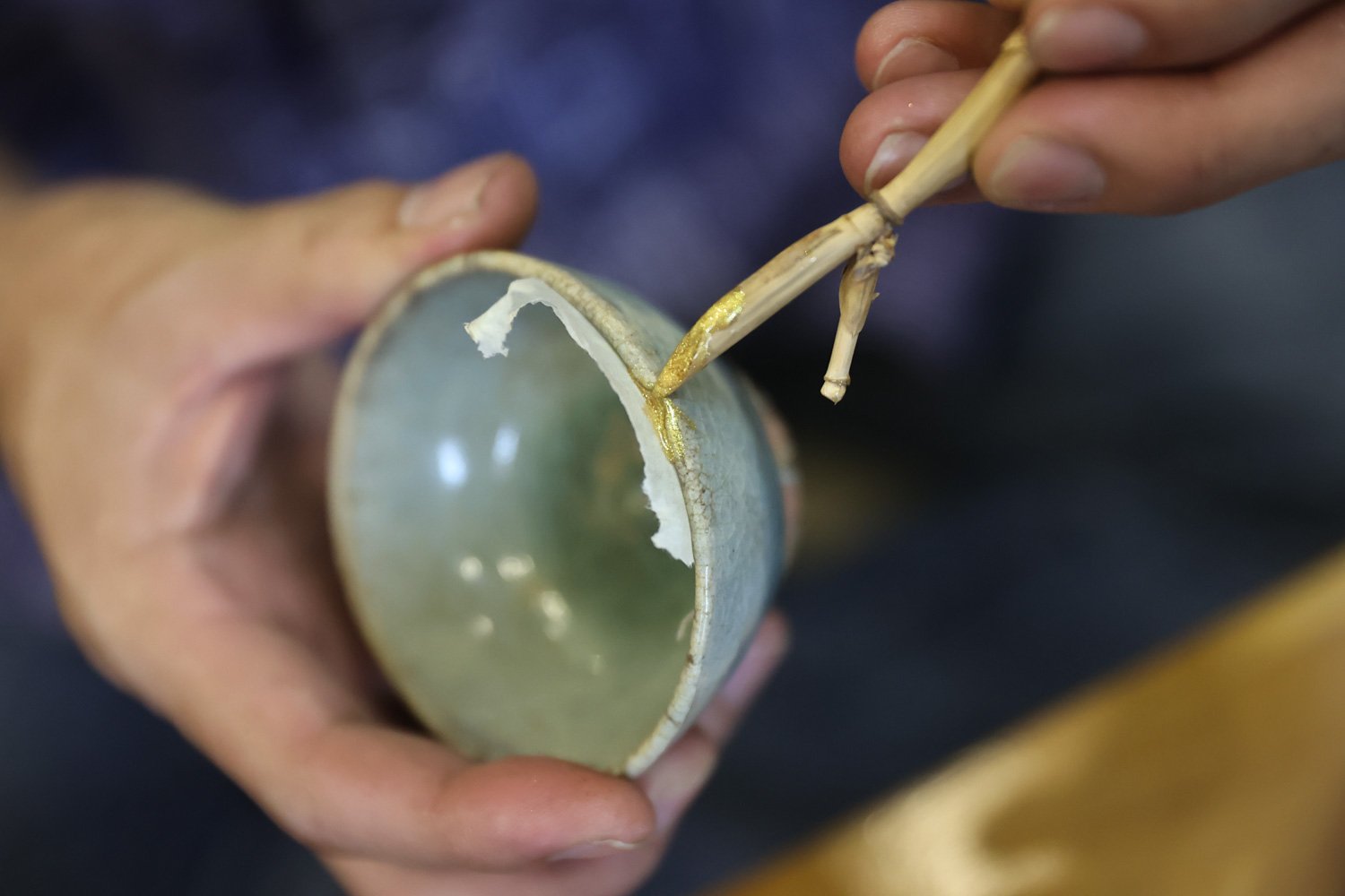 "'Hàn gắn vết thương, tái sinh những vụn vỡ" bằng vàng