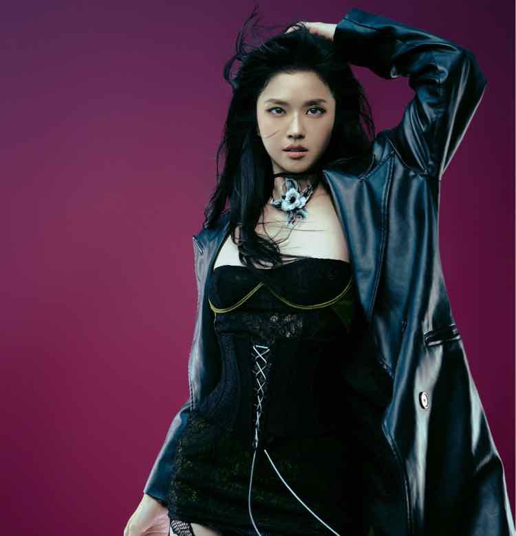 Suni Hạ Linh "lột xác" trước thời điểm chung kết Đạp gió