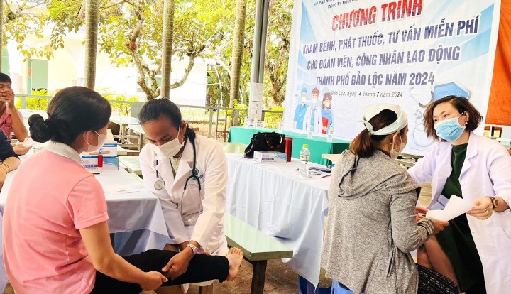 Khám bệnh miễn phí cho hàng trăm công nhân lao động