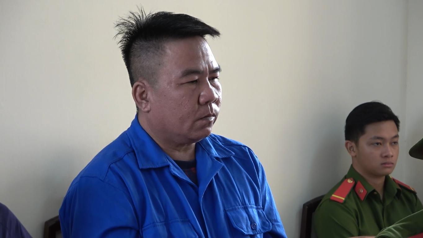 Vợ hờ nhậu với đàn ông, chồng ghen đâm trọng thương 4 người